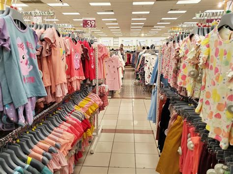 Se Colgan Y Se Venden Varios Tipos De Ropa Infantil Imagen Editorial