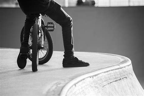 Bmx 자전거를 타고 경사로 옆에서 흑백으로 촬영한 사이클리스트 Bmx 자전거타기에 대한 스톡 사진 및 기타 이미지 Bmx