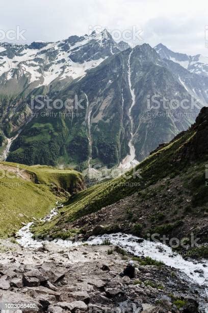 Sungai Gunung Mengalir Di Antara Bebatuan Di Pegunungan Wilayah Elbrus