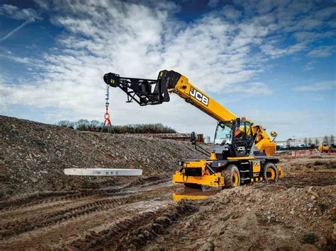 Jcb North America Launches Its First Ever Rotating Telehandler