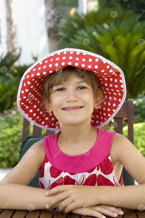Muchacha Sonriente Que Se Sienta En El Vector Foto De Archivo Imagen