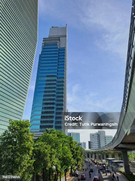 17 Januari 2023 Top View Big Building Skycrapper Mobil Sepeda Motor Dan Orangorang Di Jalan
