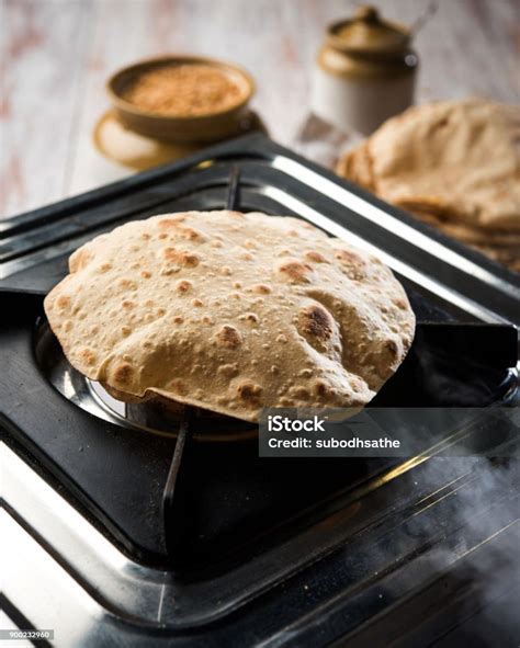 인도 빵 Chapati Fulka Gehu Roti 밀가루와 곡물 배경에서 그것은 건강 한 섬유 풍부한 전통 남북 인도 음식