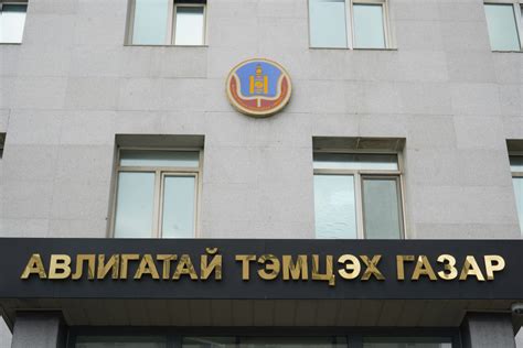 Замын цагдаагийн зохицуулагч эрх мэдэл албан тушаалын байдлаа урвуулан ашиглажээ