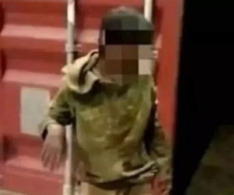 Notícias Menino é resgatado após ficar preso em contêiner por dias Portal do Zacarias A