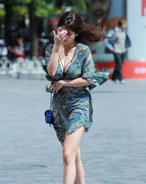 街拍：丰满少妇被风一吹，好身材再也藏不住，少妇也有中年美！ Nestia