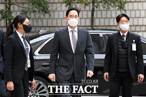 담담하게 법원 들어서는 이재용 삼성전자 회장 [tf사진관] 포토 기사 더팩트