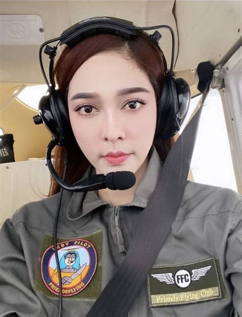 สวย จิตใจดี จูน นาตาชา เหินฟ้าบินด่วน ส่องพื้นที่น้ำท่วม เตรียมช่วยคน