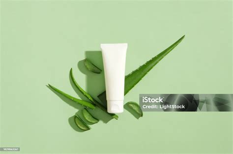 신선한 알로에 베라는 라벨이 붙지 않은 화장품 튜브 아래에 놓입니다 레터링 또는 장식 디자인을 위한 빈 공간 광고 및 브랜딩에