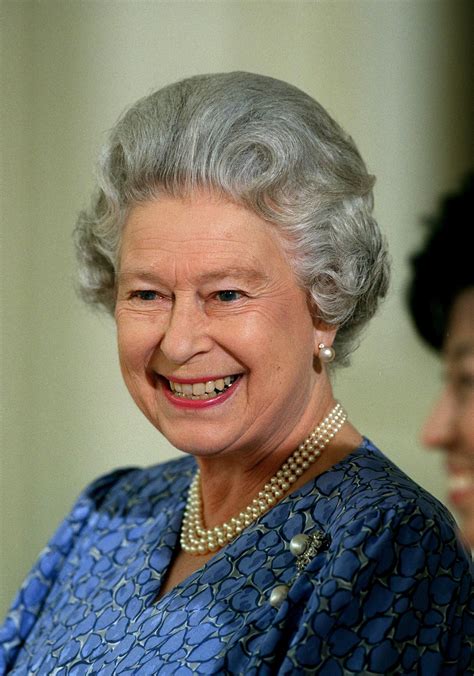 Queen Elizabeth Iis Most Iconic Beauty Looks Ps Beauty