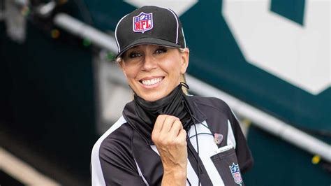 Te contamos lo que no sabías de Sarah Thomas la primera mujer árbitro de la NFL en un Super