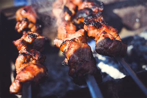 구운된 케밥 금속 꼬치에 요리입니다 불고기 바베 큐에 요리 바베 큐 신선한 쇠고기 고기 잘라 조각 전통적인 동부 요리 시 케밥입니다 그릴에 숯과 불꽃 피크닉 길거리 음식