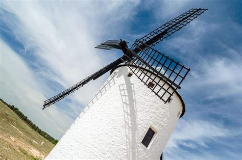 Molino De Viento Típico En Campo De Criptana España En La Ruta De Don