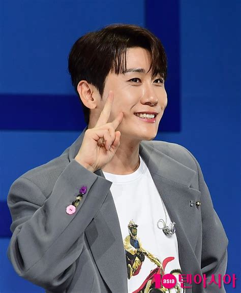 영탁 귀엽게 브이TEN포토 텐아시아