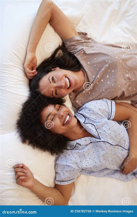 Retrato Geral De Amar Casal De Mulheres Do Mesmo Sexo Usando Pijama