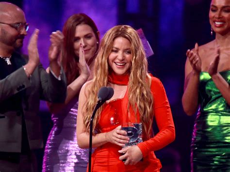 Clásicos Y Revelaciones En Los Premios Juventud Shakira Peso Pluma Y