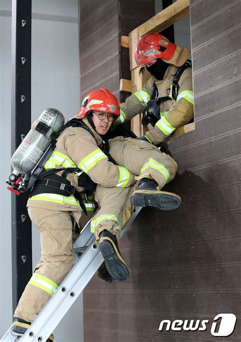 위험에 처한 소방관 구출 뉴스1