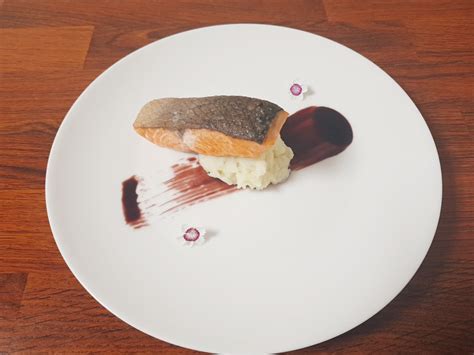 감자퓌레를 곁들인 연어 스테이크