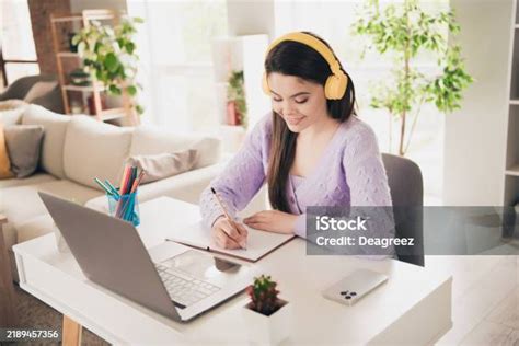 사랑스러운 어린 십대 소녀 공부 넷북 원격 쓰기 노트북 옷 보라색 옷 넓은 집 밝은 실내 방의 사진 14 15 살에 대한 스톡 사진 및 기타 이미지 Istock