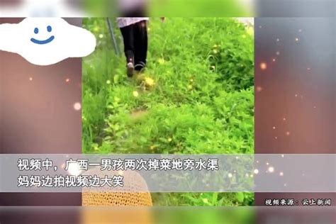 男孩连续两次掉沟里被外婆捞起，妈妈在身后差点笑岔气：亲生的？