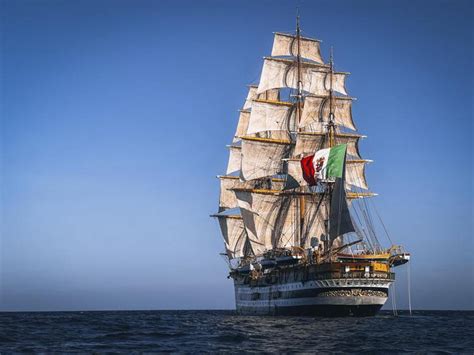 Nave Amerigo Vespucci parte per il giro del mondo durerà due anni