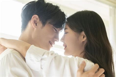朝のセックスは効果抜群？寝起きのセックスのタイミングや時間、楽しむ方法 Trill【トリル】