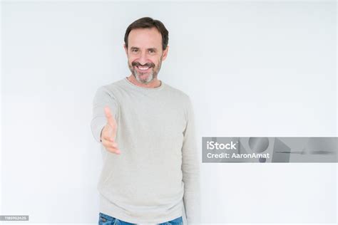고립 된 배경을 통해 우아한 노인은 인사와 환영으로 악수를 제공하는 친절한 미소 성공적인 비즈니스 남자에 대한 스톡 사진 및 기타 이미지 Istock