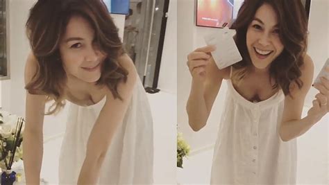 เล่นเอาลุ้นเหนื่อย คลิปคุณแม่ลูก 3 “พอลล่า เทเลอร์” ก้มหยิบของในกระเป๋า