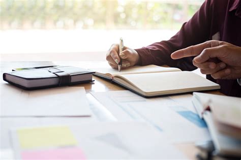 책을 교사 친구 들과 어린 학생 들 캠퍼스 또는 급우 도움이 친구 잡고 통합 하 고 교실에서과 외 학습 교육 학습 사람 기술 교육 학교 개념 강사에 대한 스톡 사진 및 기타