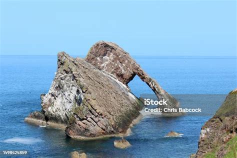 Bow Fiddle Rock은 스코틀랜드 북동쪽 해안의 Portknockie 근처에 있는 천연 바다 아치입니다 바이올린 활의