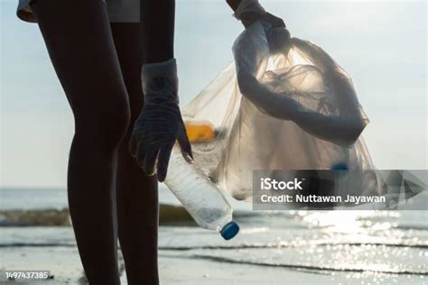 Hemat Lautan Relawan Memungut Sampah Sampah Di Pantai Dan Botol Plastik