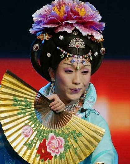 星光大道農民歌手成名狀況，大衣哥妻子濃妝艷抹，草帽姐丈夫怒了 每日頭條