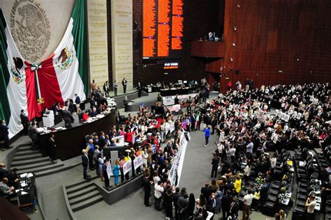 Morena acuartelará a sus diputados para votar plan militar del PRI