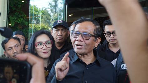 Foto Cawapres Mahfud Md Foto 3 Jari Bareng Pilot Garuda Di Kokpit