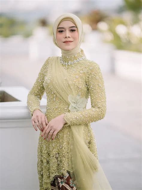 Potret Artis Dengan Kebaya Warna Hijau Yang Cantik Dan Memukau Dari Ariel Tatum Hingga