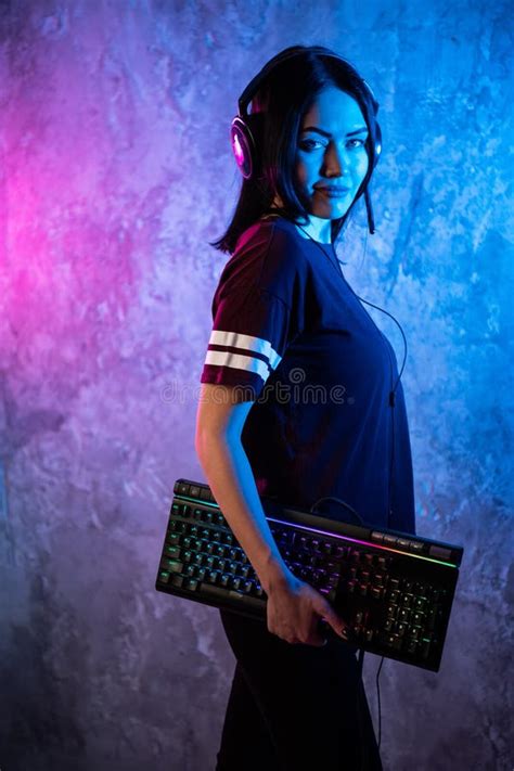 Bela Garota Simp Tica De Galeria Profissional Posando Com Um Teclado Nas M Os Usando Culos