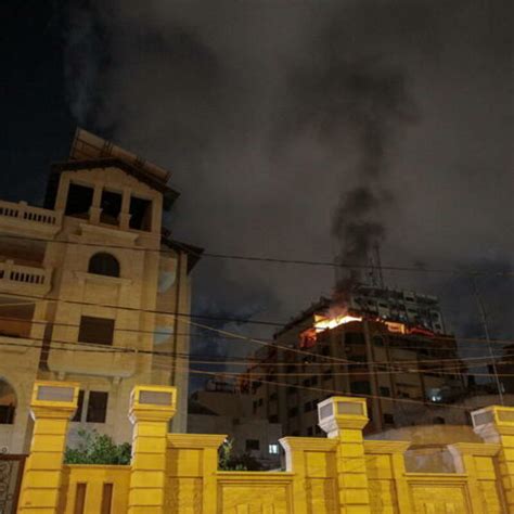 Raid Di Israele Sulla Striscia Di Gaza Morti E Un Edificio In Fiamme Giornale Di Sicilia