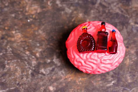 Photo Libre De Droit De Modèle De Cerveau Humain Et Bouteilles Dalcool