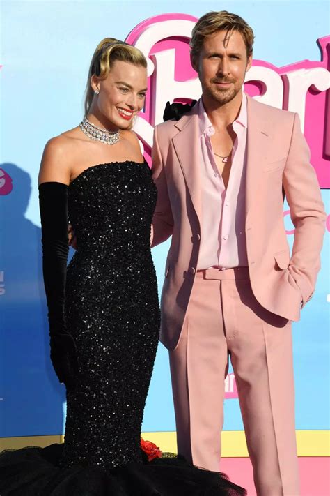 Fără roz la premiera filmului Barbie Margot Robbie a strălucit într o rochie neagră