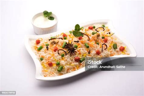 인도 야채 Pulav 또는 Biryani 인도 쌀을 사용 하 여 만든 세라믹 그릇에 제공 됩니다 선택적 초점 건강한 생활방식에