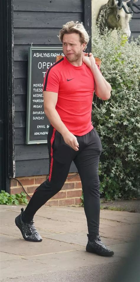 Olly Murs Shows Off His Bulge In Tight Joggers On Windswept Walk