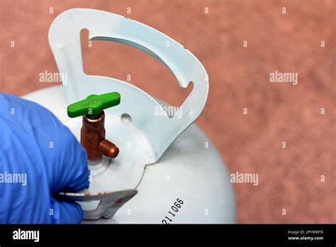 Une bouteille de gaz Freon remplie de gaz incolore à température