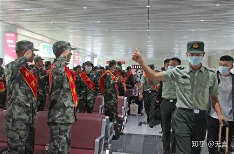 新兵老兵火车站相遇互致军礼 相互鼓励的场面很感人 知乎