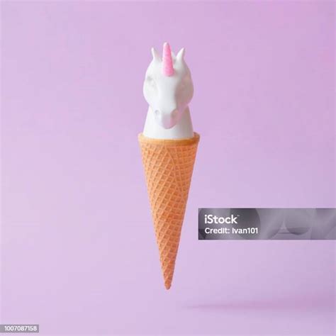 화이트 그린 유니콘 파스텔 보라색 바탕에 머리 아이스크림 아트 환상의 개념입니다 여름 동화입니다 개념에 대한 스톡 사진 및 기타 이미지 Istock