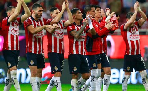 Liga Mx Chivas Festeja Efusivamente Con La Afición Tras Goleada En El