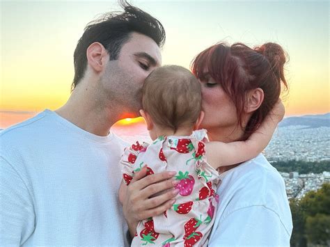 Μαίρη Συνατσάκη Ίαν Στρατής Τρυφερές στιγμές με την κόρη τους Ολίβια