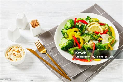 해바라기 씨를 뿌린 브로콜리 스위트 페퍼 그린 콩 샐러드와 나무 테이블에 흰색 접시에 면도 파마산 치즈 위에서 수평 보기 0명에 대한 스톡 사진 및 기타 이미지 Istock