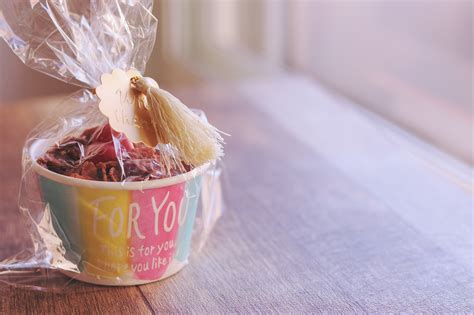 友チョコの割には可愛くラッピングされたバレンタインチョコのフリー画像｜おしゃれなフリー写真素材：girly Drop