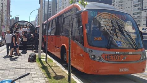 Mulher fica ferida ao cair entre biarticulado e estação tubo em Curitiba