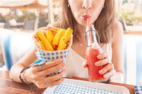 길거리 음식 카페에서 소녀는 피타와 맛있고 육즙이 자이로 먹는다 중동 요리 컨셉 길거리 음식에 대한 스톡 사진 및 기타 이미지